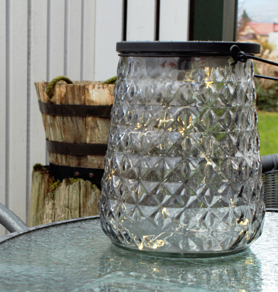 Lykt i mønstret glass, grå, med ledlys - Nettbutikken Sonte